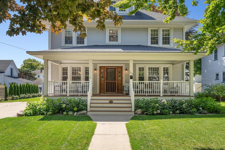 The Ainslie House - Charlevoix, MI