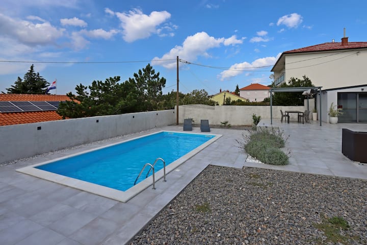 K-21661 Maison De Deux Chambres Avec La Terrasse - Senj