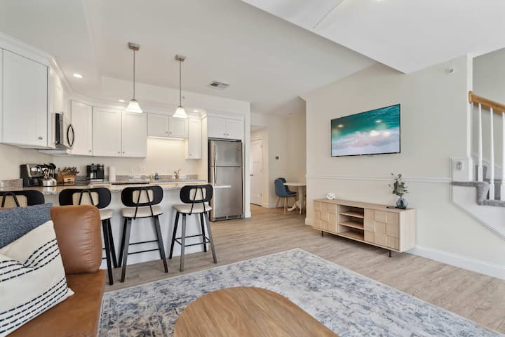 Ashworth Escape | Balcony | Steps To Beach | Ac - Hampton