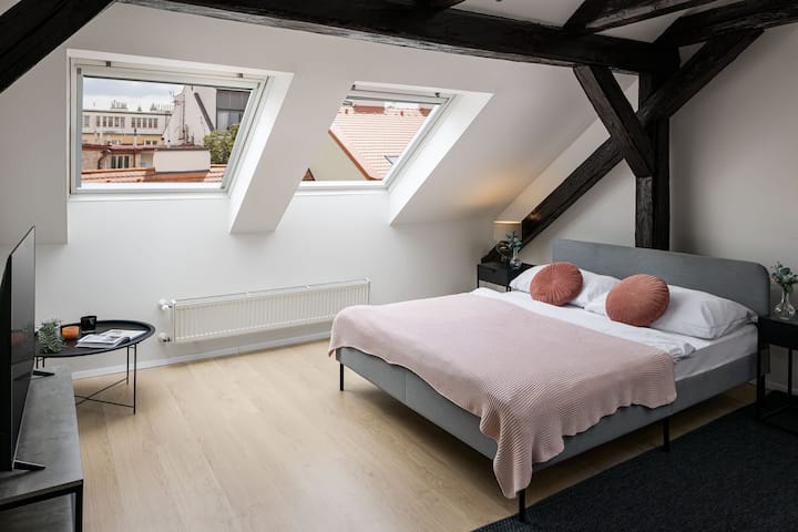Under The Beams - Designer Prague Old Town Loft - Praga