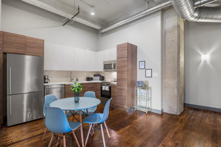 Spacious Downtown Apt | Pool + In-unit Laundry - Dallas, TX
