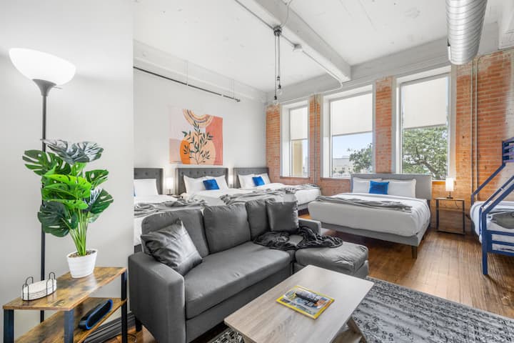 Stunning Downtown Apt | Pool, Laundry, Parking - 달랏