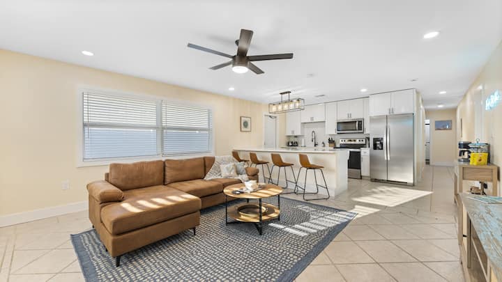 Shark Tank•4 Units•large Groups•walk To Beach/bars - Cocoa Beach, FL