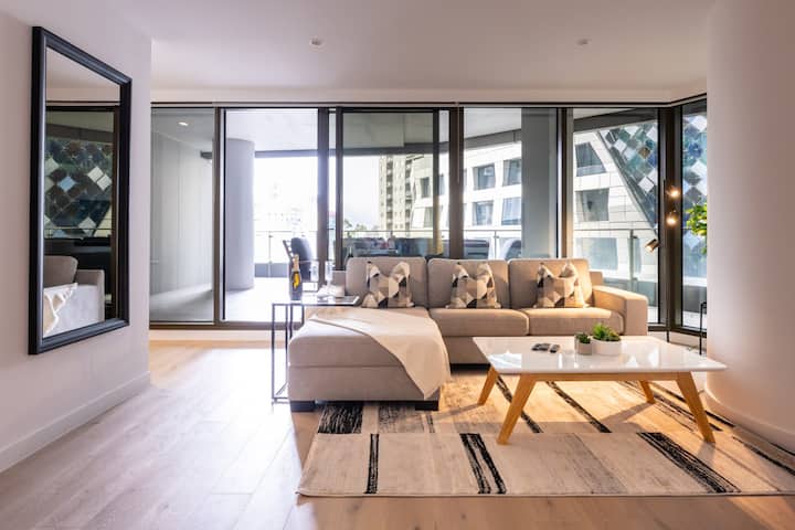 Luxury Apartment With Large Balcony + Parking - Melbourne