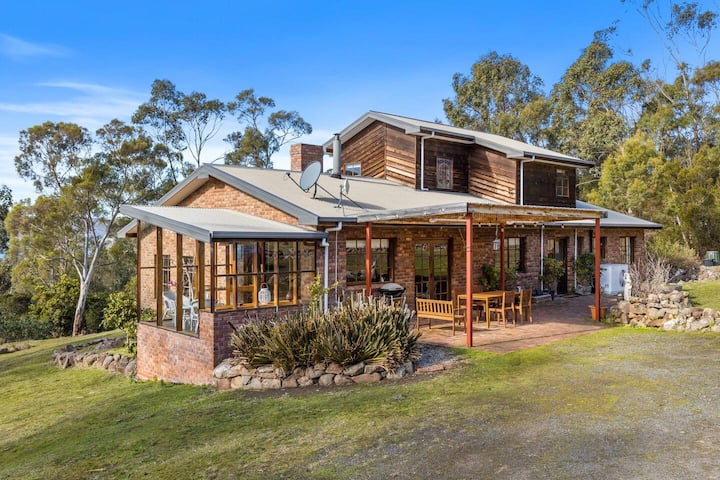 Country-style Stunner—bushland Peace & Privacy - Kingston
