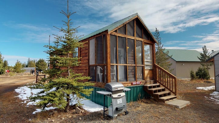 Yellowstone 32mi | Cozy Cabin | Fireplace - Island Park, ID