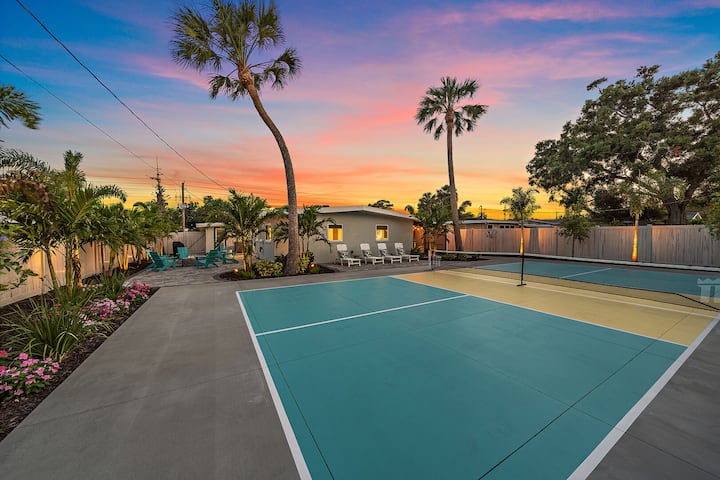 The Palmy Pickle W/ Pickleball Court + Fire Pit! - Sarasota, FL