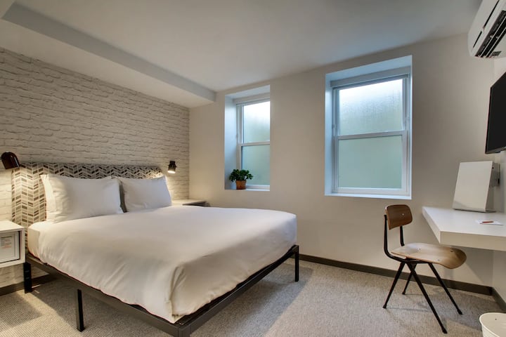 Buzz Queen, Hotel Hive, Near Vibrant Nightlife - Washington, DC