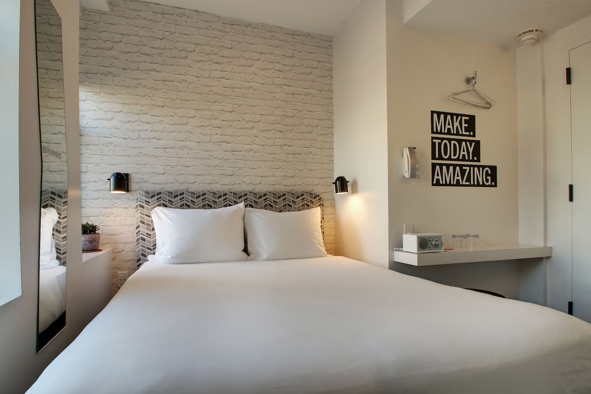 Hive Queen, Hotel Hive | Near Lincoln Memorial - Washington, DC ...