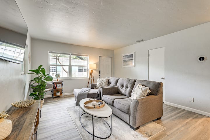 Sarasota Duplex In Gillespie Park: 1 Mi To Dtwn! - Sarasota, FL
