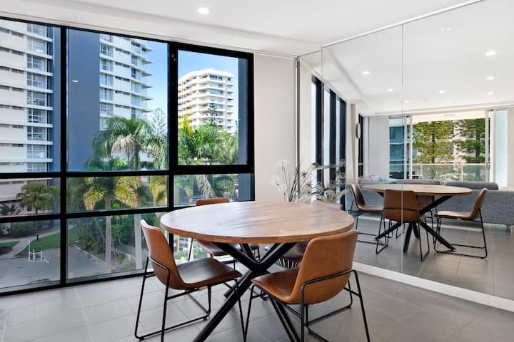 3 Bedroom Apartment Close To The Beach - Surfers Paradise