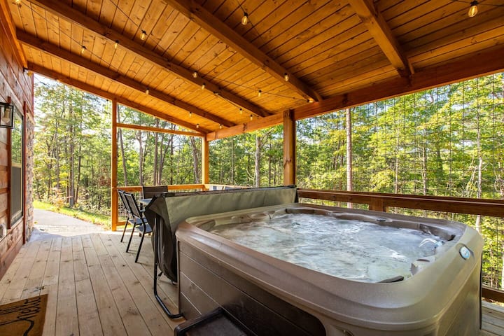 Smoky Mtn Cabin: Hot Tub, Game Room, Sleeps 8 - Wears Valley, TN