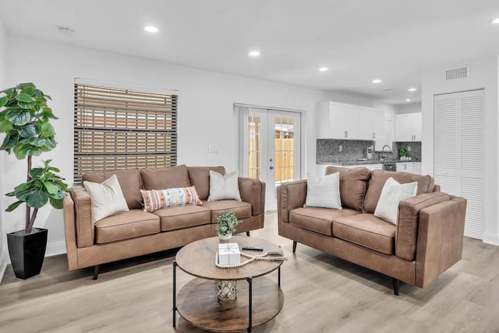 Cozy & Spacious Getaway In Central Location - Doral, FL