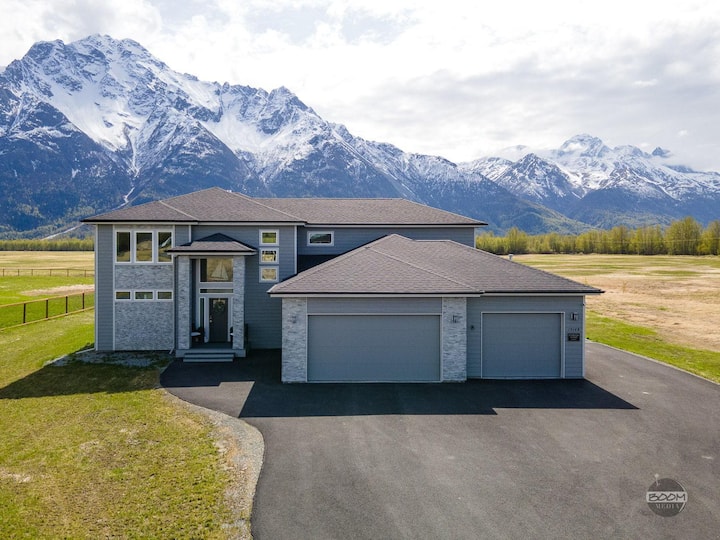 Summer Wind North - Luxurious Home With Hot Tub! - Palmer, AK