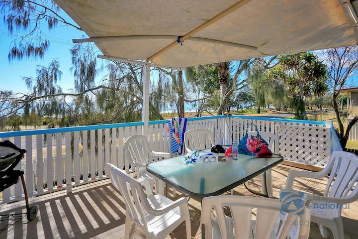 Retro Esplanade Property With Ocean Views - Woodgate