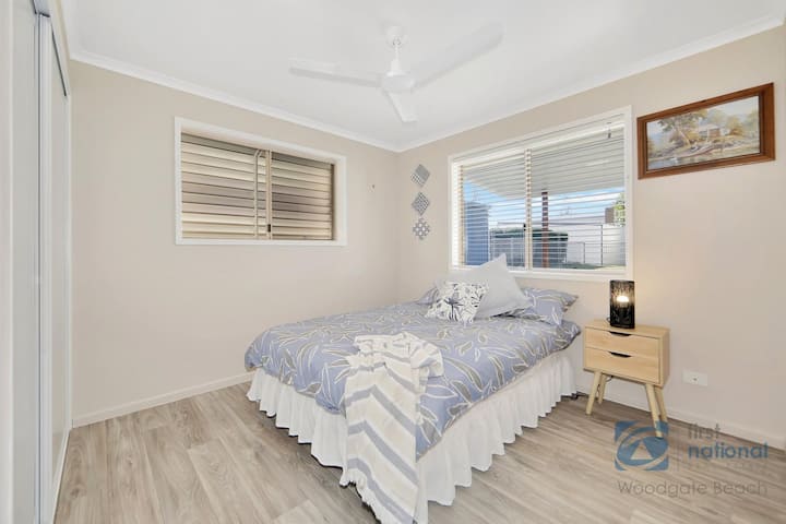 Modern Comfort, One Street From The Beach! - Woodgate