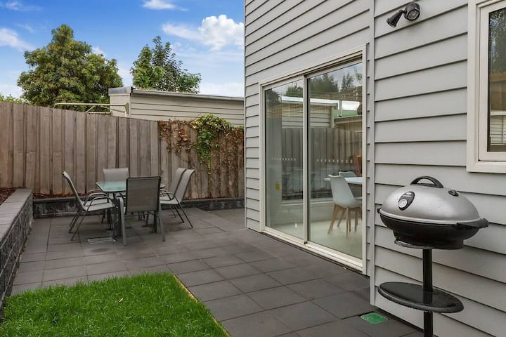 Contemporary & Central In Exclusive Sandy Bay - Hobart