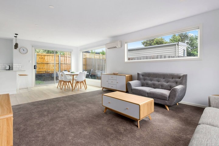 Contemporary With Courtyard By Sandy Bay Delights - Hobart