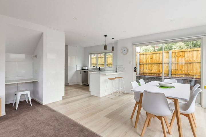 Contemporary With Courtyard By Sandy Bay Delights - Hobart