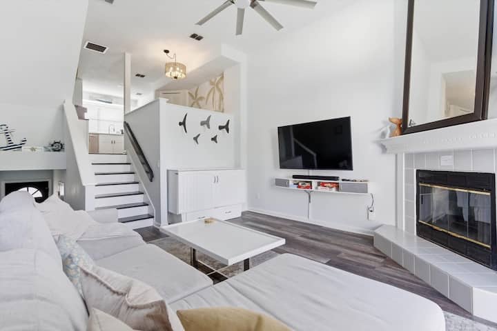 1 Block To Beach: Palm Paradise, A Coastal Oasis - Jacksonville Beach, FL