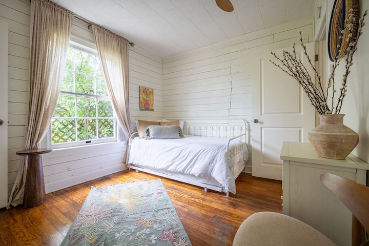 Vintage Rosedale Bungalow In Rosedale - Austin, TX