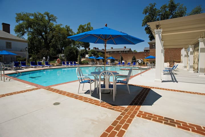 Historic Retreat: Relaxing Stay | Terrace & Pools - Williamsburg, VA