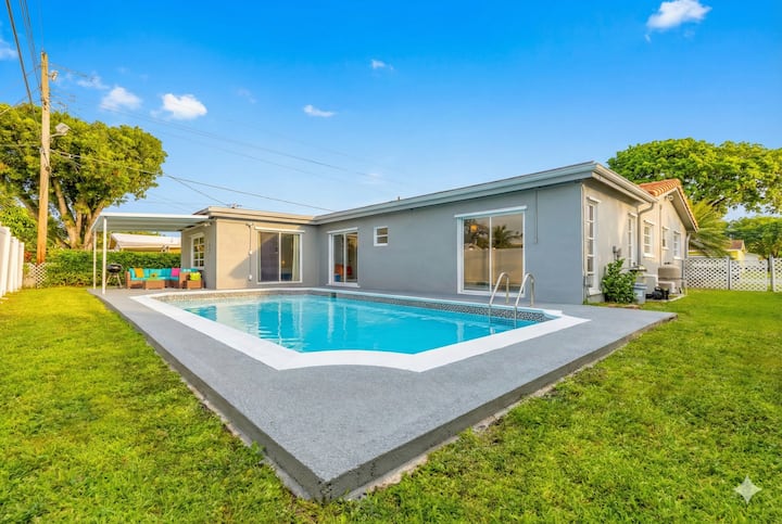 Relax In Style: Private Pool Escape Near Casino - Tamarac