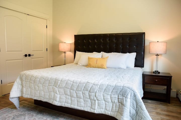 Cozy Mountain Resort! Heated Pool, Free Parking - Gardiner, MT