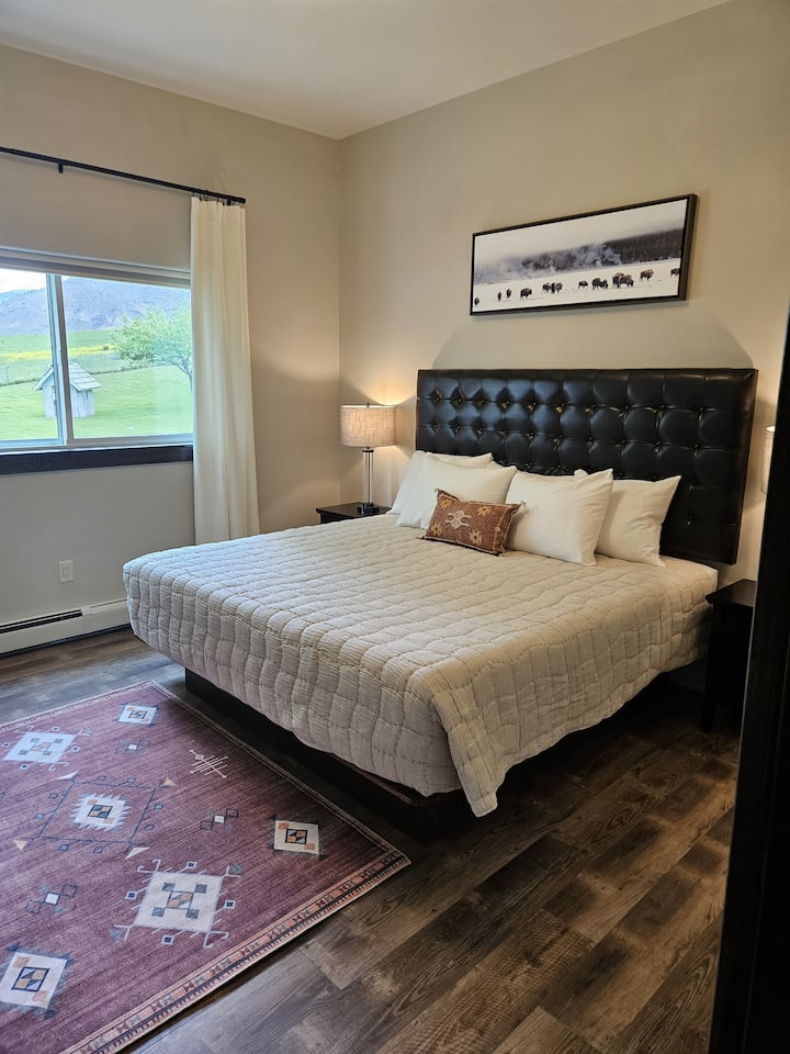 Cozy Mountain Resort! Heated Pool, Free Parking - Gardiner, MT