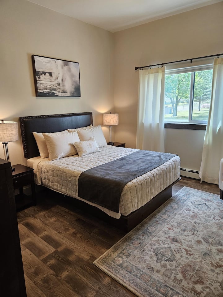 Relax In Style! Kitchen, Included Parking - Gardiner, MT