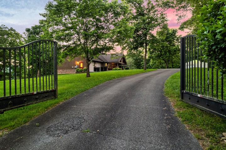 6br! Epic Yard, Game And Movie Rooms - Pigeon Forge, TN