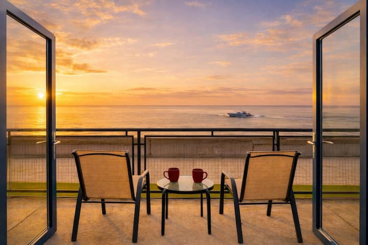 Lakefront Condo On The Water W/ Exceptional Views - Splash Park, Lakeside Marblehead