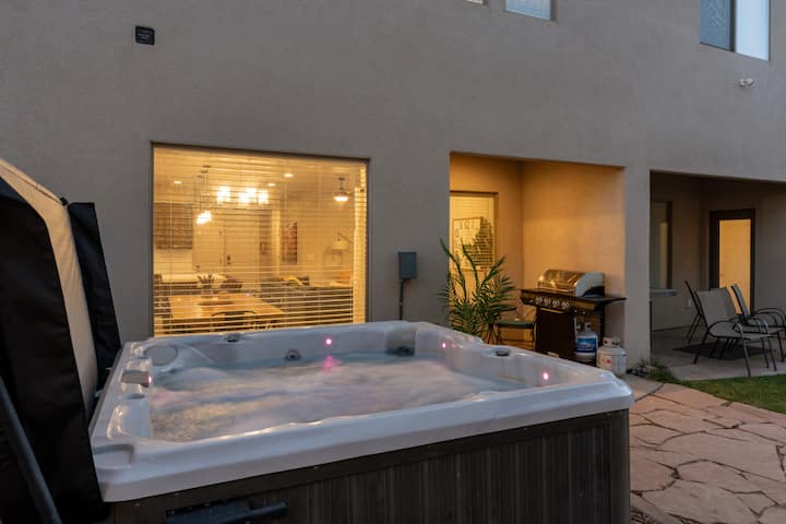 Lazy River! Hot Tub! Arcades, Fooz & Air Hockey! - Hurricane, UT