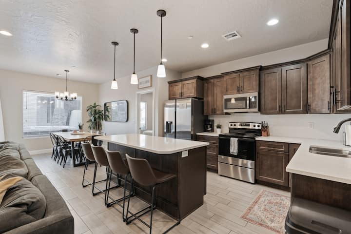 Zion Retreat | Lazy River, Hot Tub, & Game Room! - Hurricane, UT