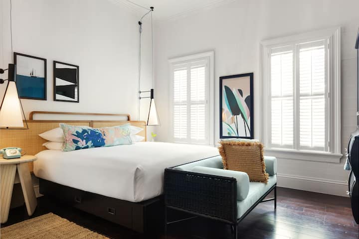 Tropical Oasis W/ Pool & Free Breakfast! - Key West, FL