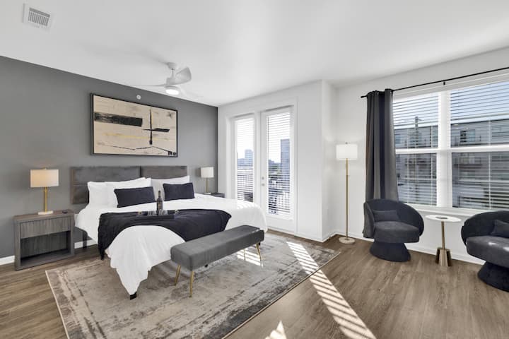 Cozy Flat W/ Pool, Gym, & Stunning City Views - Birmingham, AL