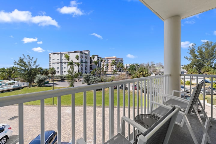 Resort Style: 2br Condo, Balcony 4th Floor - Treasure Island, FL