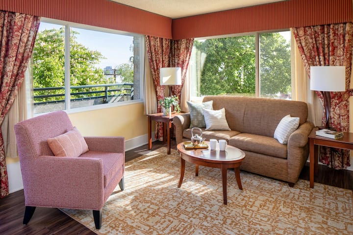 Cheery, Retro-style Room With Kitchenette - Portland, OR