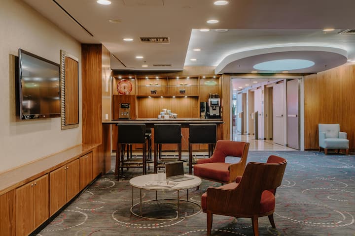 Pet-friendly Digs With Speedy Free Wifi - San Francisco, CA