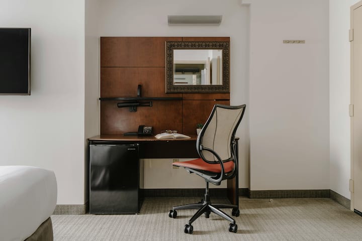 Pet-friendly Digs With Speedy Free Wifi - San Francisco, CA