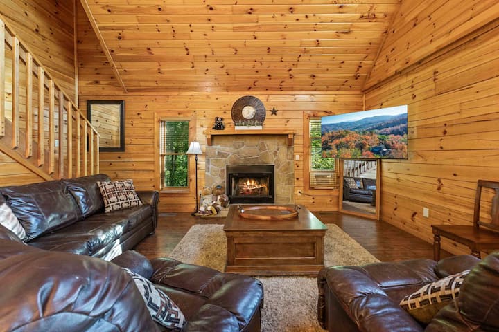 Rustic 3br Cabin Near Lake W/ Hot Tub! - Sevierville, TN