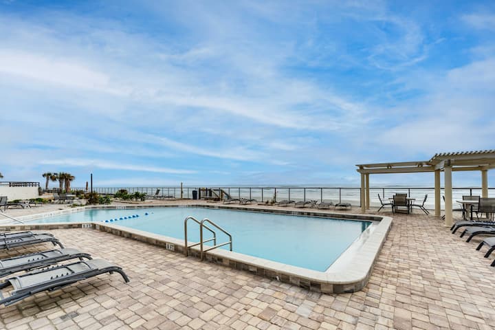 Daytona Beach Shores Condo W/ Oceanfront Pool! - Port Orange, FL