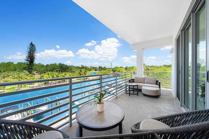 Luxurious 2/2 Water View Corner Unit 2 Balconies - Sarasota, FL