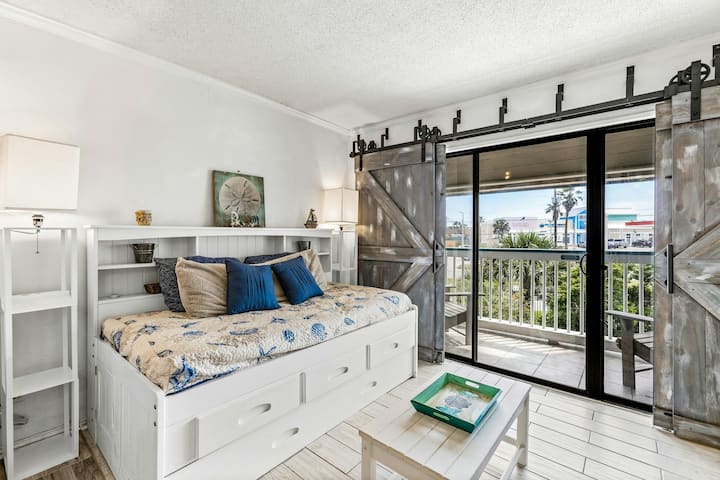 Cute Condo With Shared Pool, Private Balcony - Galveston, TX