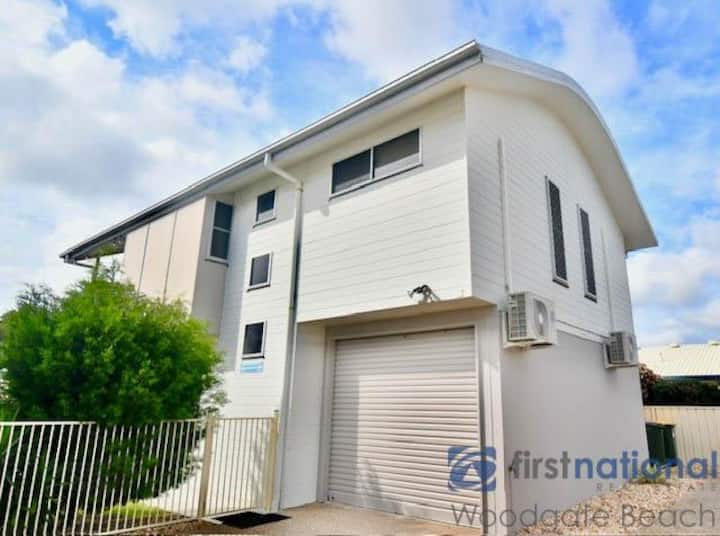 'Simplicity' Beach Side Town House 3 - Woodgate