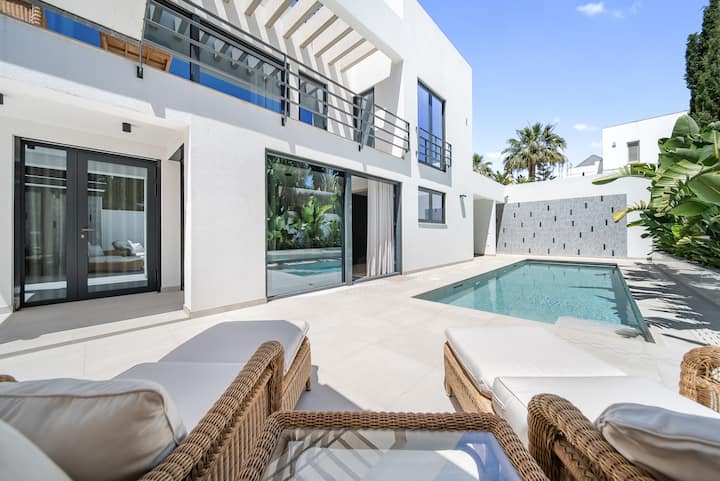 Luxurious Beachfront Villa - Puerto Banús
