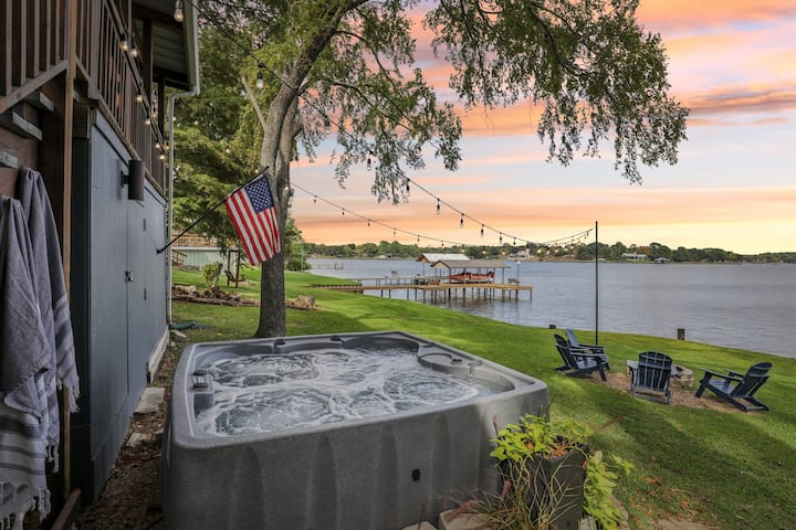 Lakefront Luxury Cabin – Fire Pit | Hot Tub | Dock - Log Cabin, TX