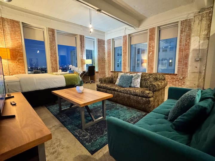 Gorgeous 2 Br | 2 Bath | Downtown | Free Valet - Trinity Groves - Dallas