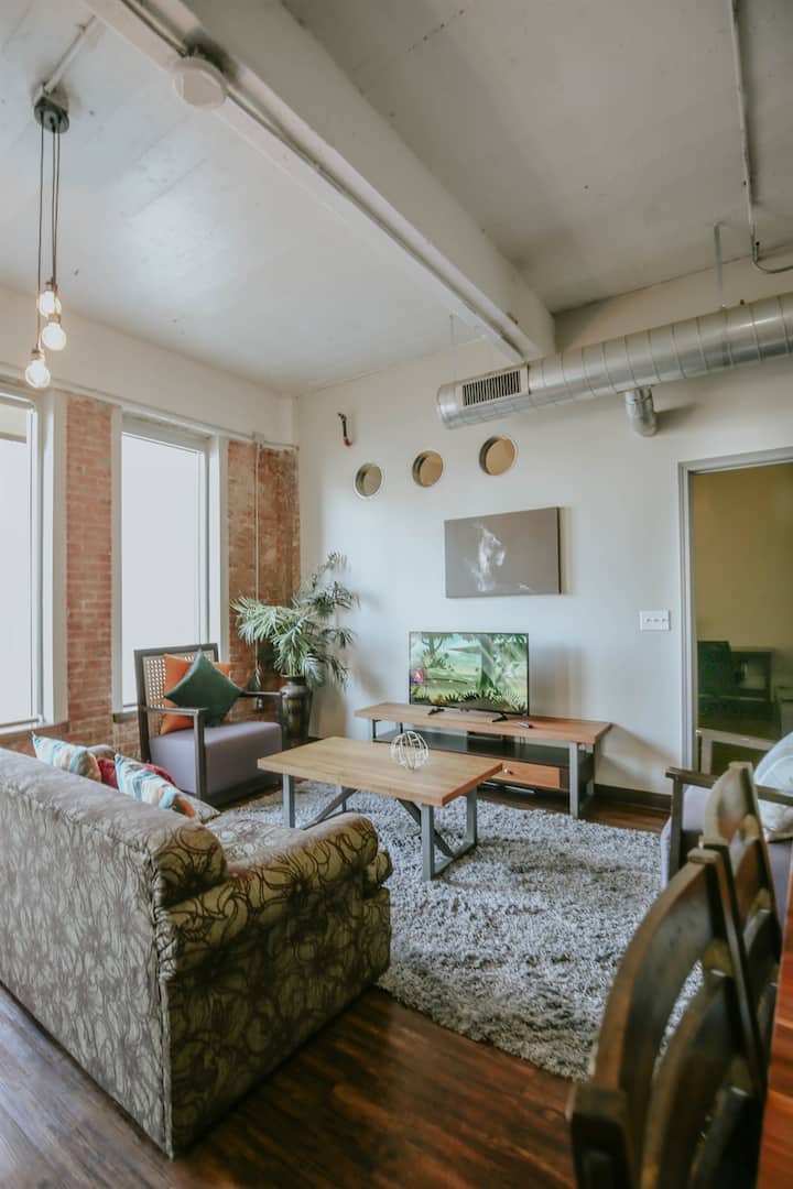 Zen Style 2br/2bth | Pool View | Downtown | Free V - Dallas, TX