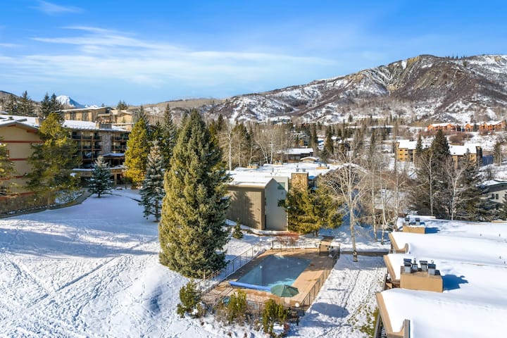 Steps To Snowmass Village W/ht & Pool! Balcony/fp - Snowmass Village, CO